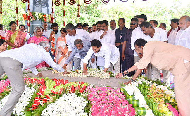 Idupulapaya: Andhra Pradesh CM Jagan Pays Tribute To YS Rajasekhara Reddy At YSR Ghat Photos ...